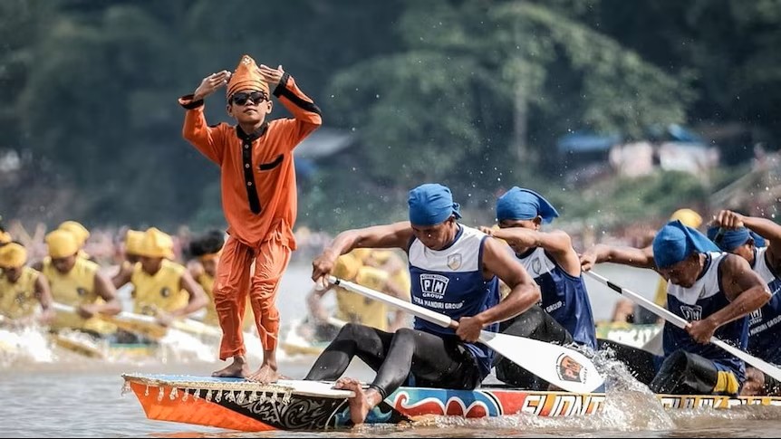 Soobin follows the trend of an Indonesian boy riding a boat, causing a ...