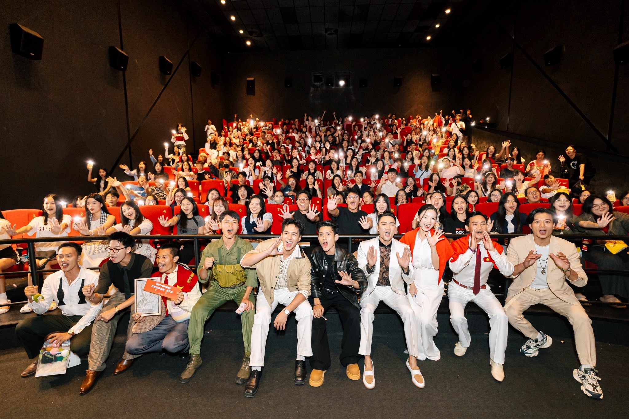 Trấn Thành chúc mừng 'Mưa đỏ', đạo diễn Đặng Thái Huyền tri ân hàng ...