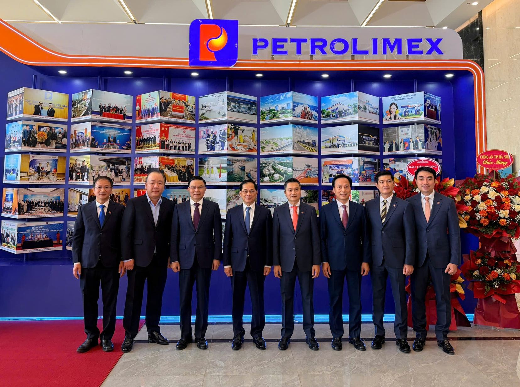 With 5,000 stores, Petrolimex outlines 'three fundamental transformations'.