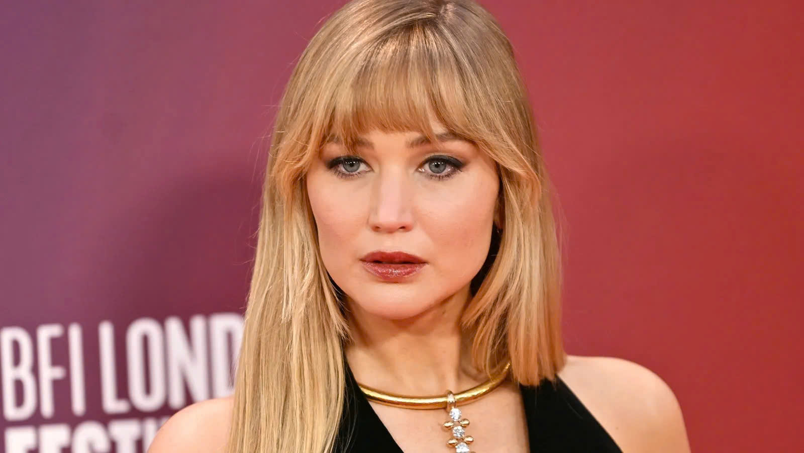 Jennifer Lawrence transforma su estilo de moda.