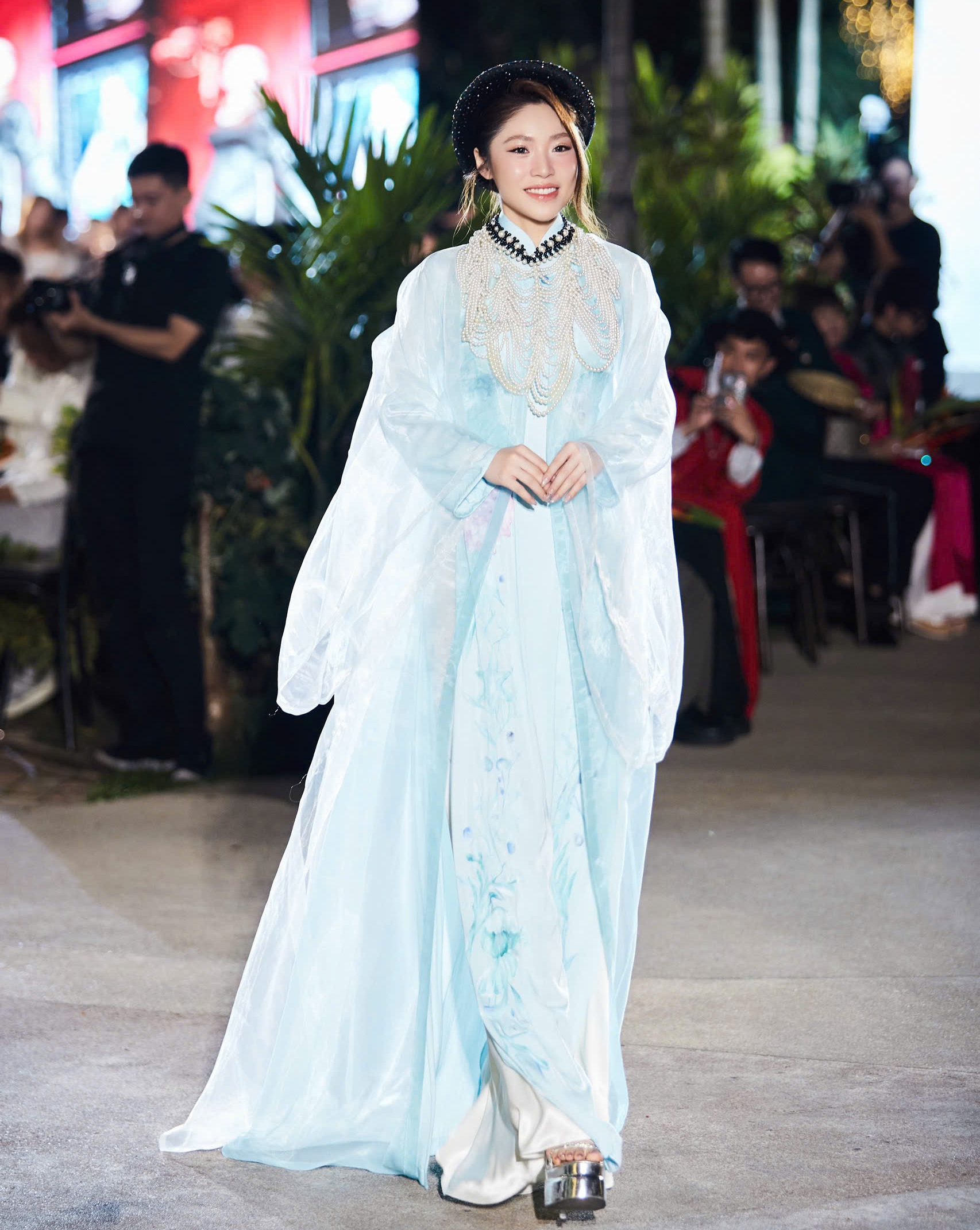 Sky blue, light green, and pastel pink ao dai dresses are predicted to ...