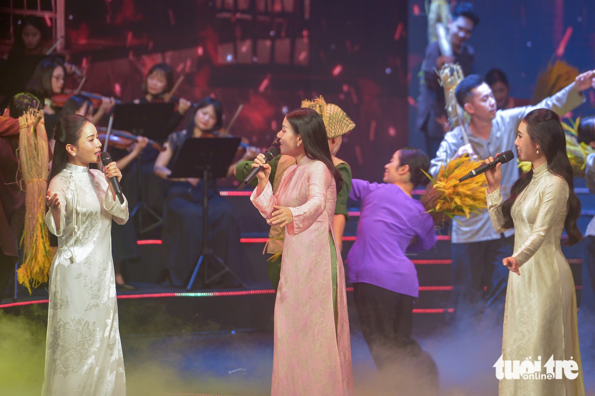 Dang Duong, Vu Thang Loi, and Anh Tu 'Voi Buon Don' sing amidst flags ...