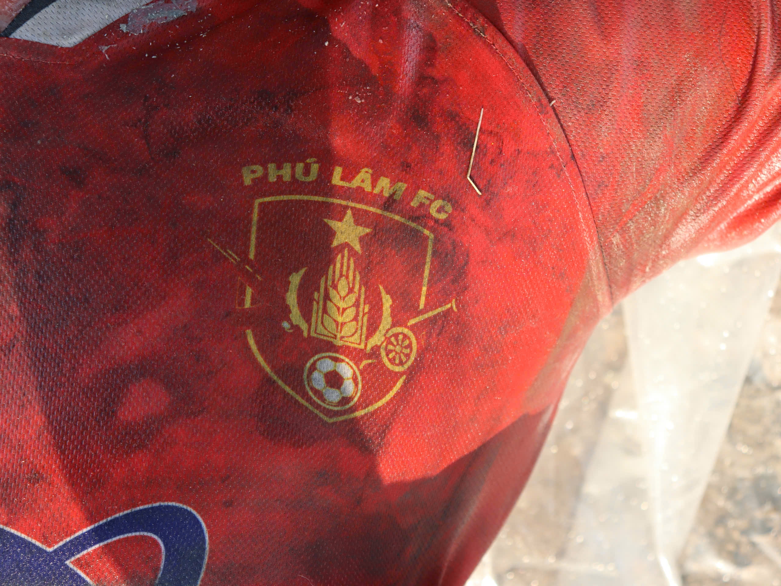 Công an TP.HCM tìm người thân nam giới trôi sông mặc áo đá banh in dòng ...