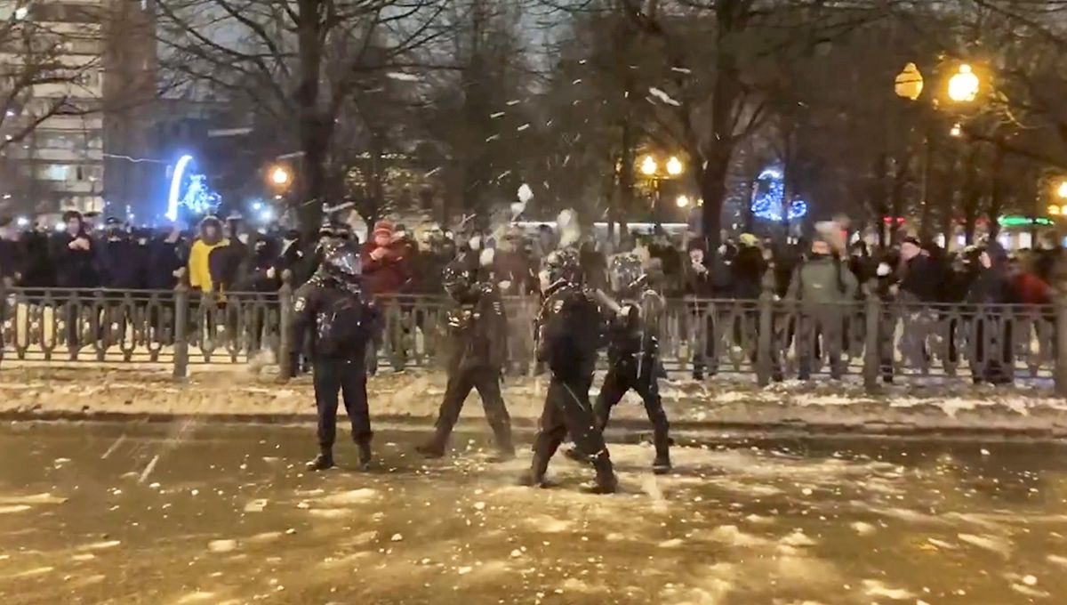 Người dân New York ném tuyết vào đặc vụ ICE để phản đối chính sách nhập ...