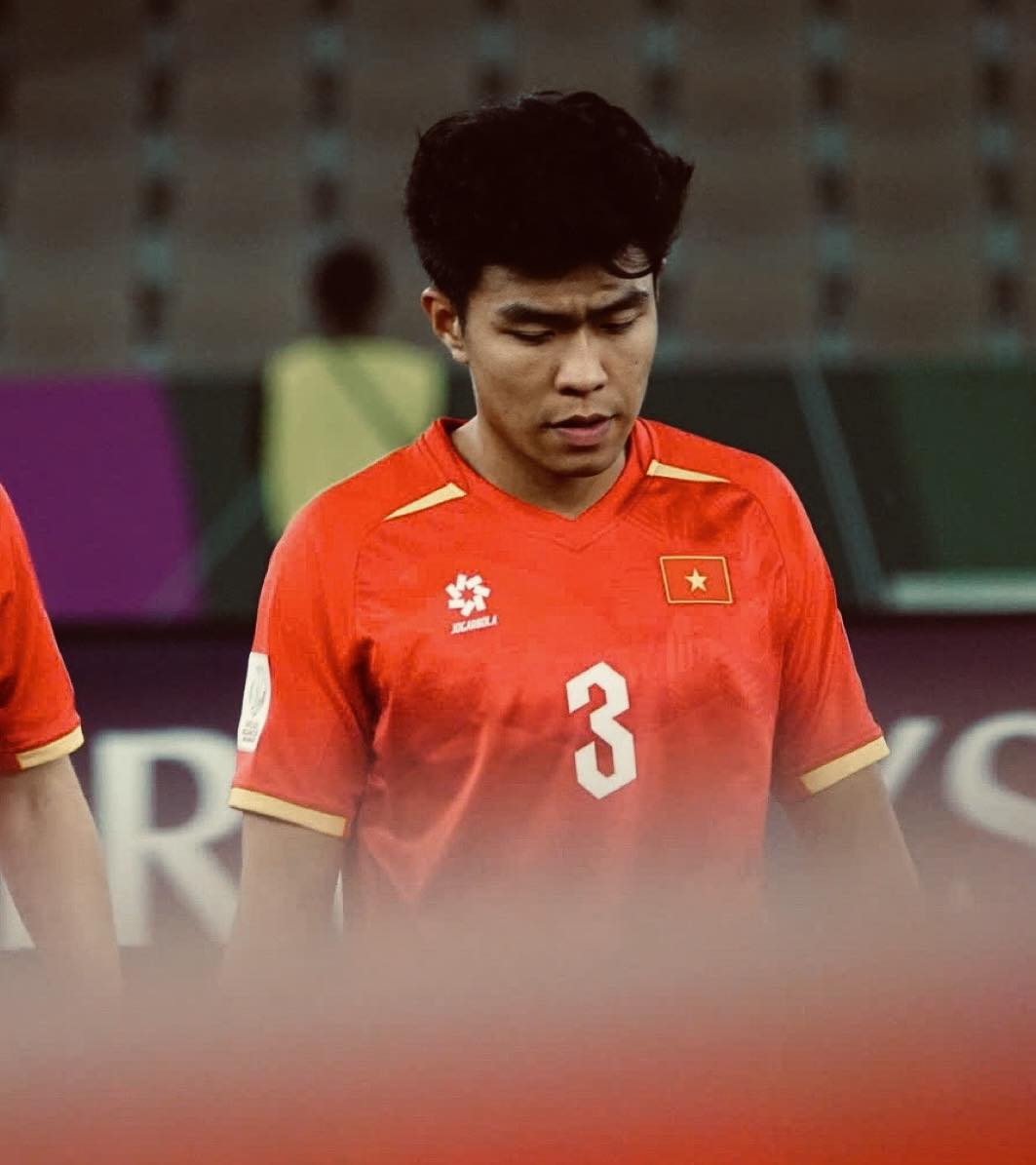 Para pemain senior dan penggemar memberikan dukungan kepada bek tengah ...