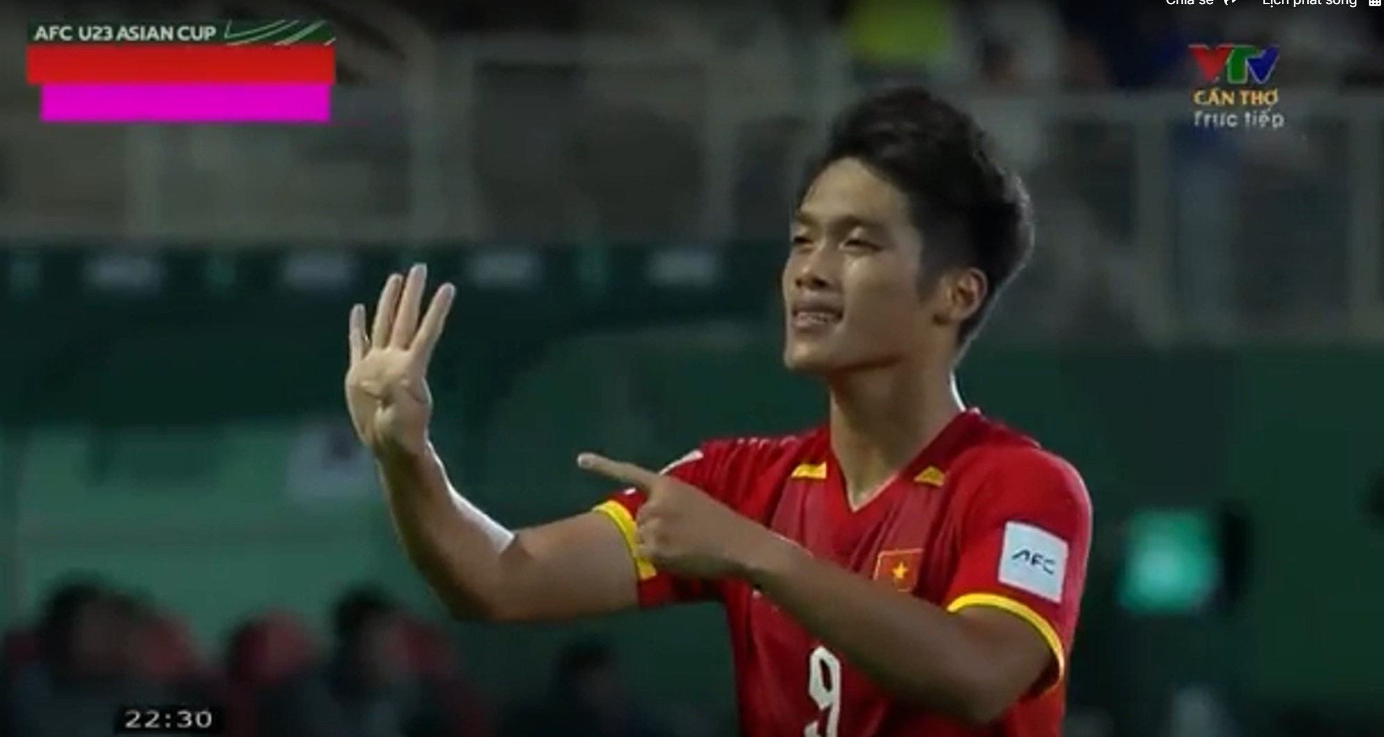 Quoc Viet vzdává hold Hieu Minhovi po zápase proti Jižní Koreji do 23 let.