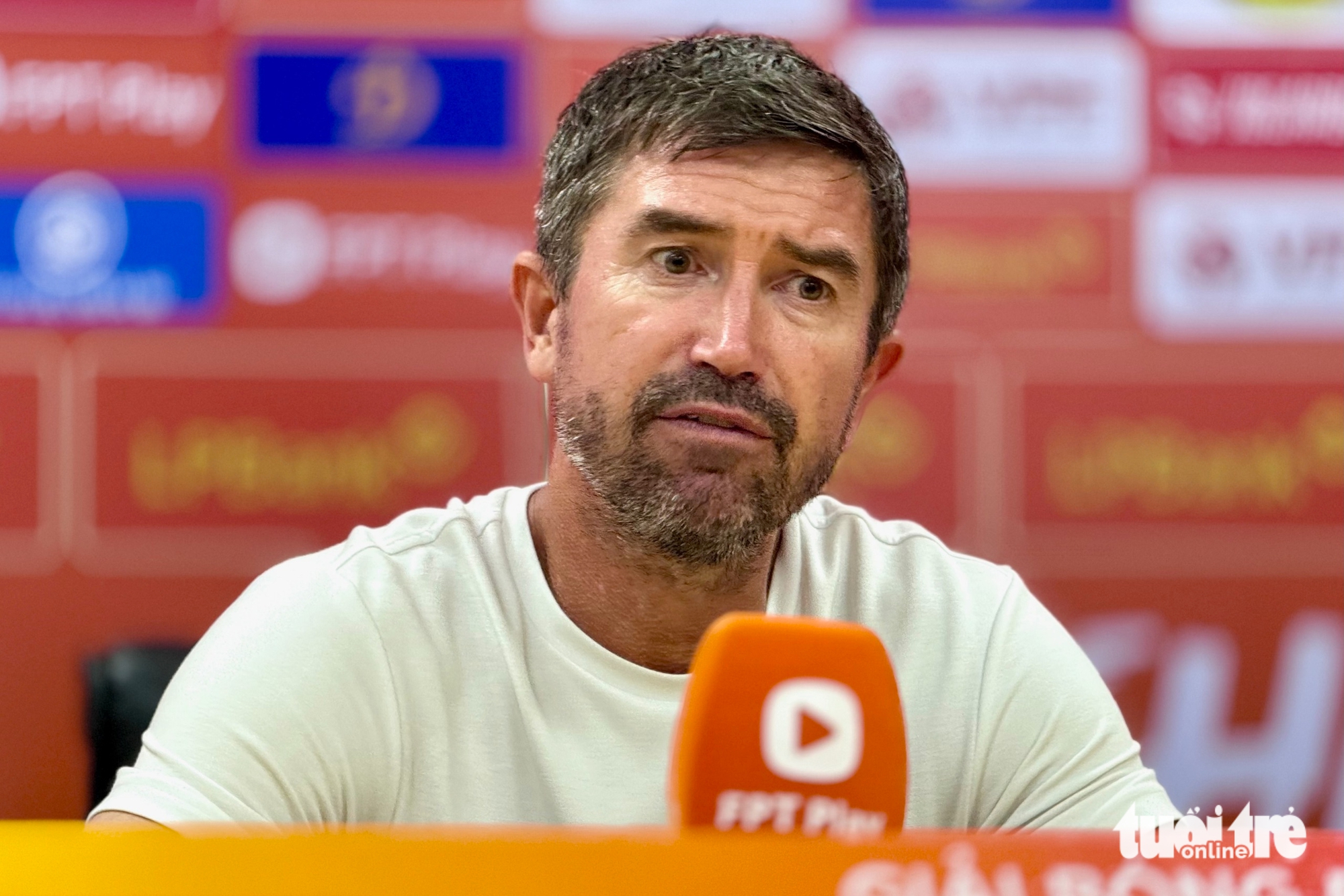 Pelatih Harry Kewell memberi selamat kepada tim U23 Vietnam.