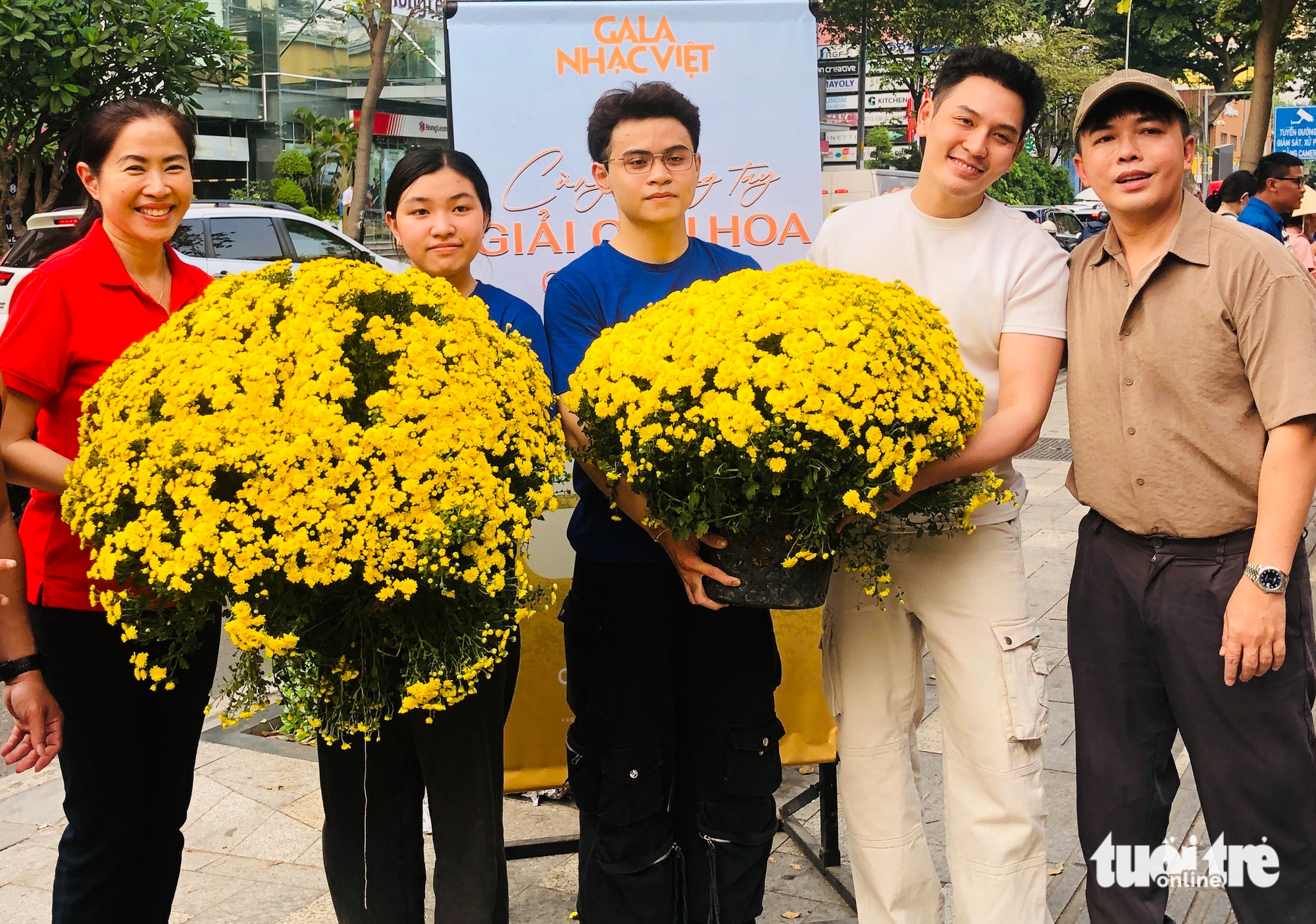 Acara musik gala Vietnam 'menyelamatkan' lebih dari 1.000 pot bunga ...