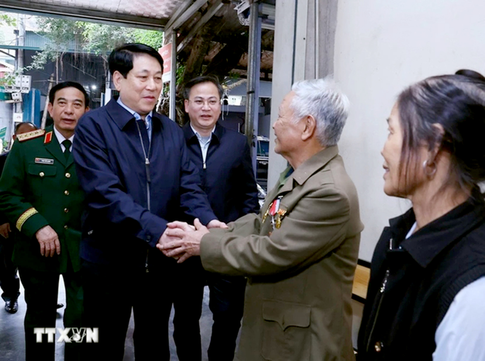 Proposition au Président d'offrir des cadeaux du Têt (Nouvel An lunaire ...