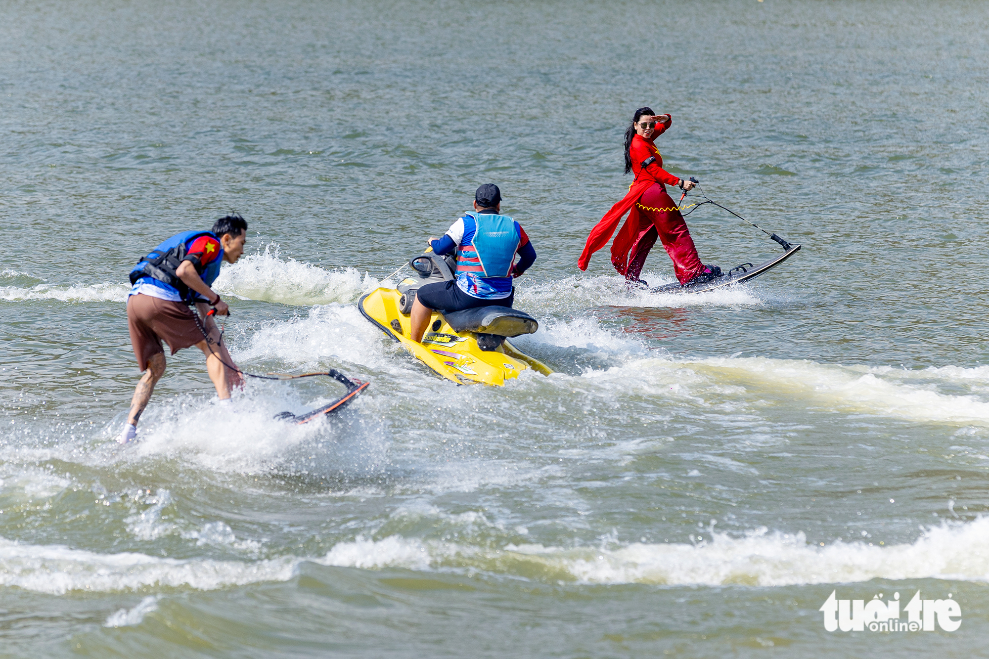 Vietnam jetboard championship features national flag display on Da River