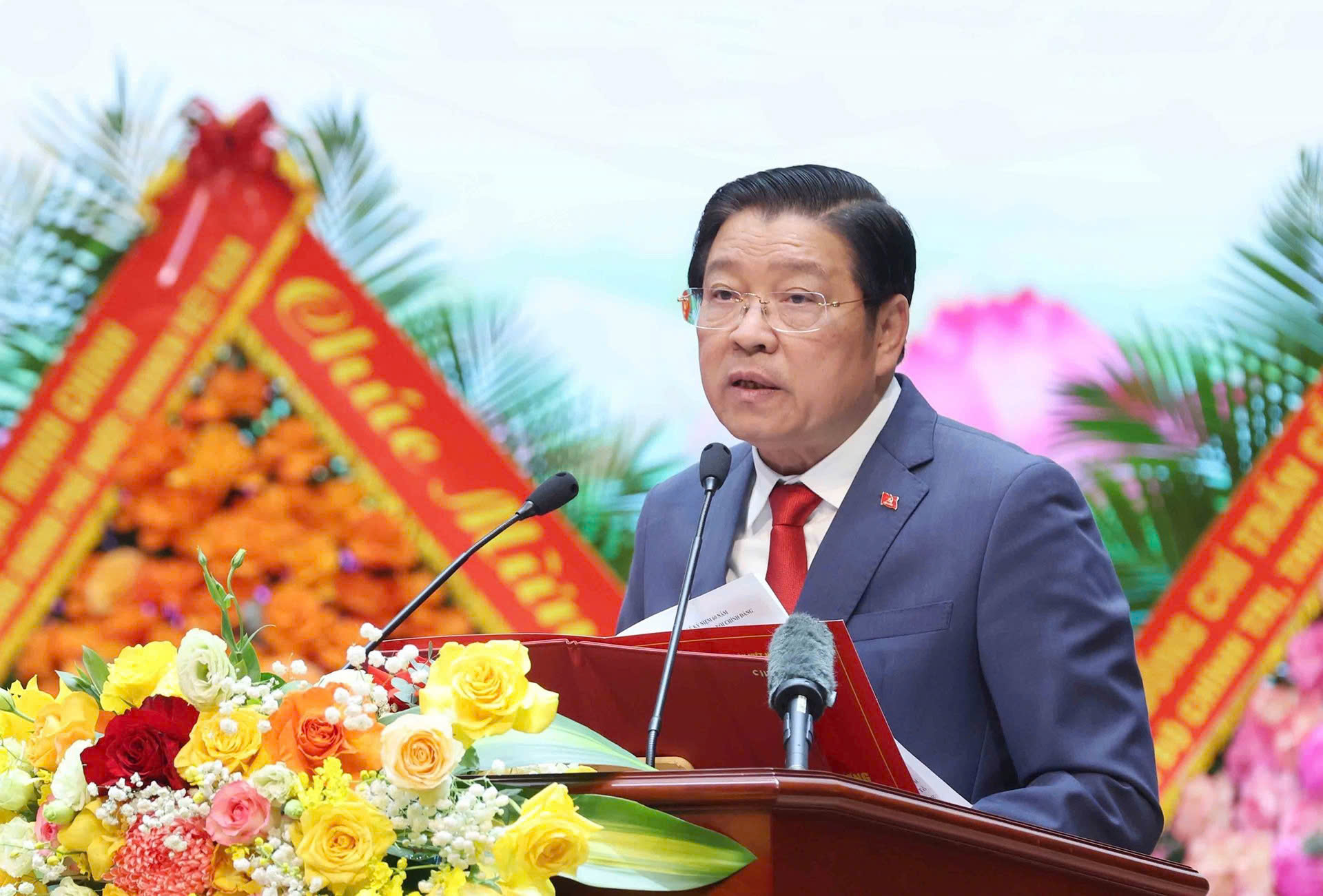 Le secrétaire général et d'autres dirigeants du parti et de l'État ont ...