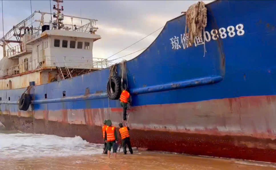 Kiểm tra tàu sắt có chữ Trung Quốc trôi dạt, mắc cạn ở biển Dung Quất ...