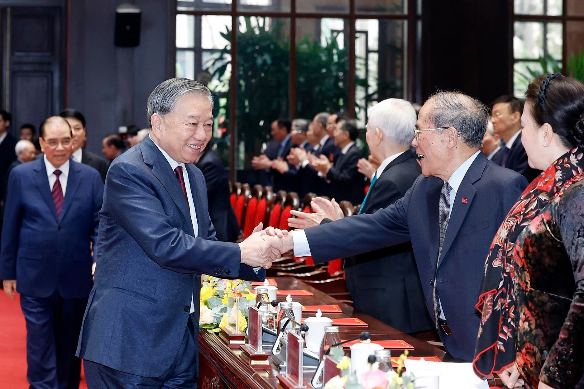 Le secrétaire général et d'autres dirigeants du parti et de l'État ont ...