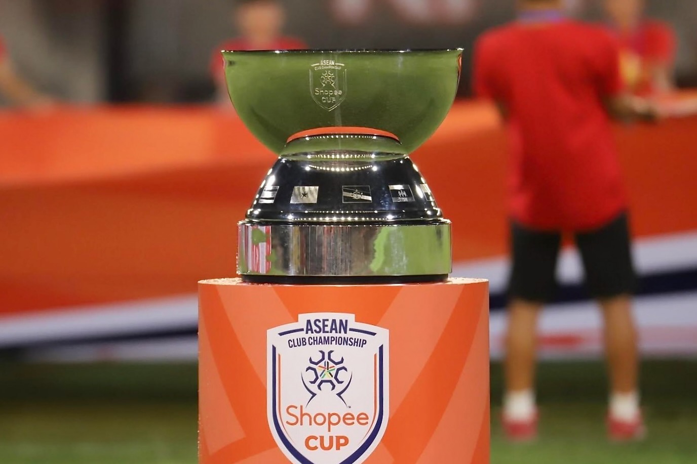 Van Hau and Quang Hai accompany the Southeast Asian Club Championship Cup.