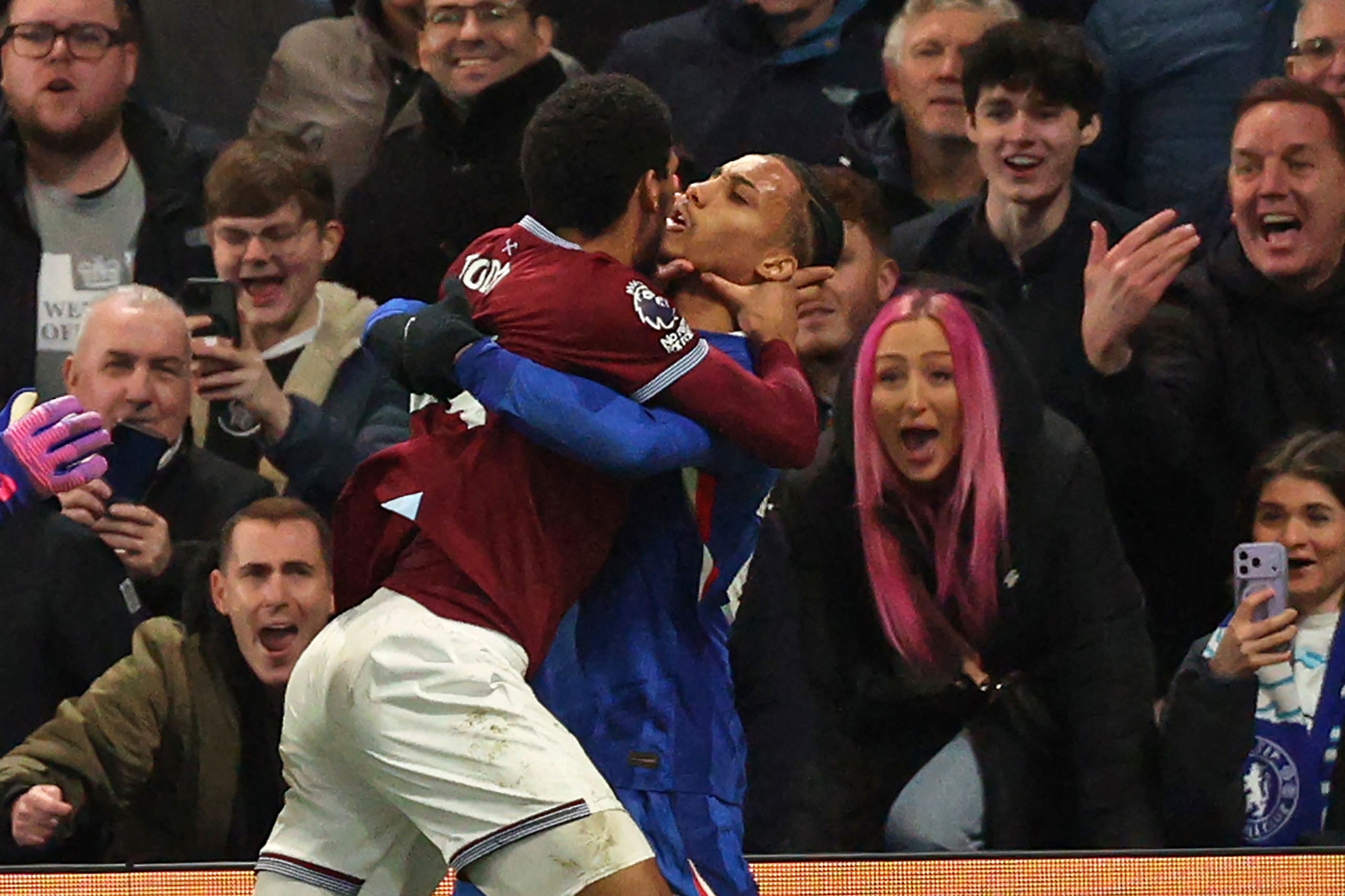 El defensor del West Ham se abalanza sobre la 'estrella' del Chelsea y ...
