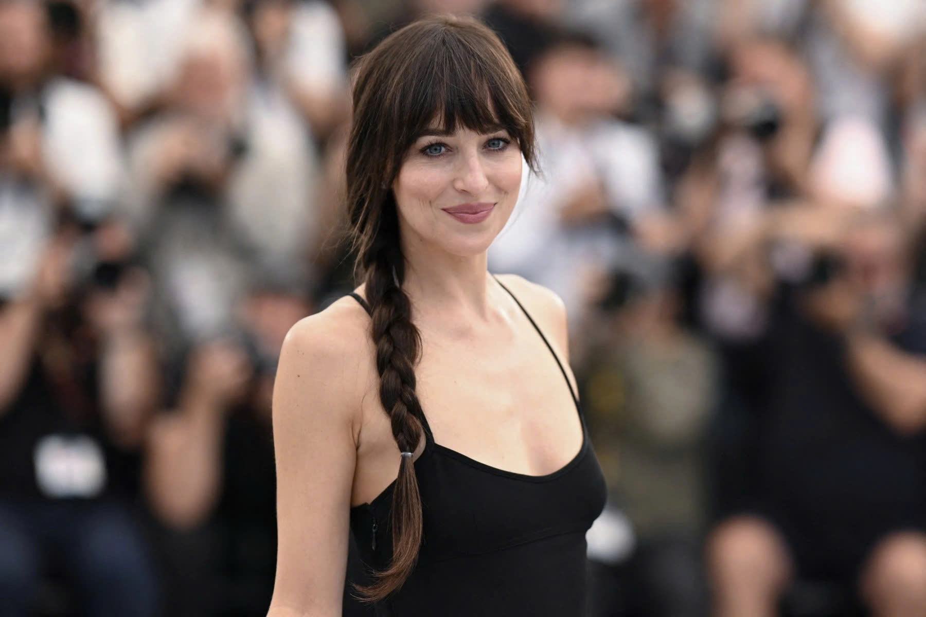Cách mặc đồ xuyên thấu đẹp như sao 50 sắc thái Dakota Johnson - Tuổi ...