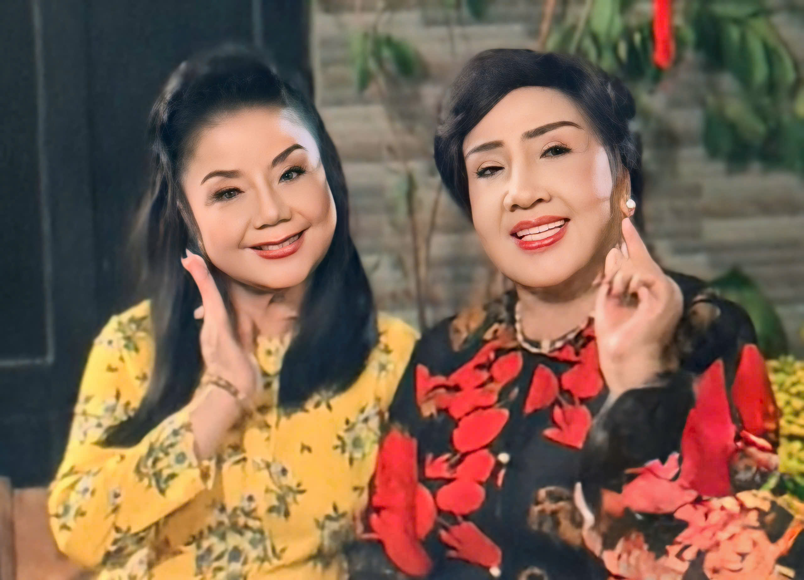 Le Thuy and Thoai Mieu sing a traditional spring song together for the ...