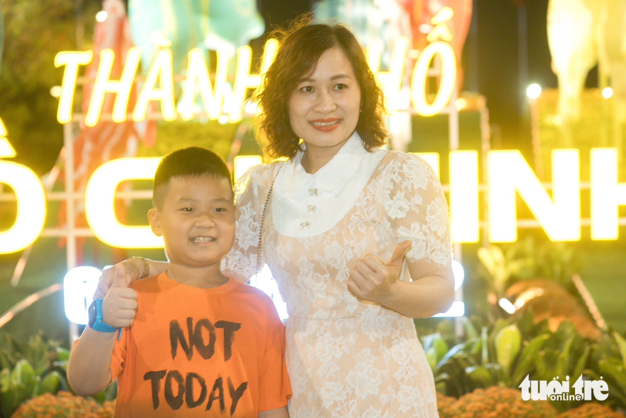 Alami versi waktu malam Jalan Bunga Nguyen Hue untuk Tet Binh Ngo 2026 ...