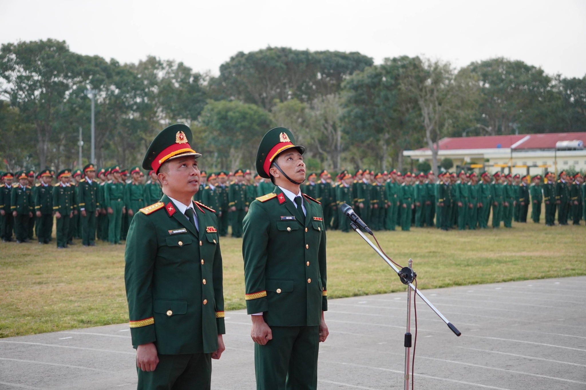 Đặc biệt thiêng liêng lễ chào cờ ngày đầu năm mới ở đỉnh núi mịt mù ...
