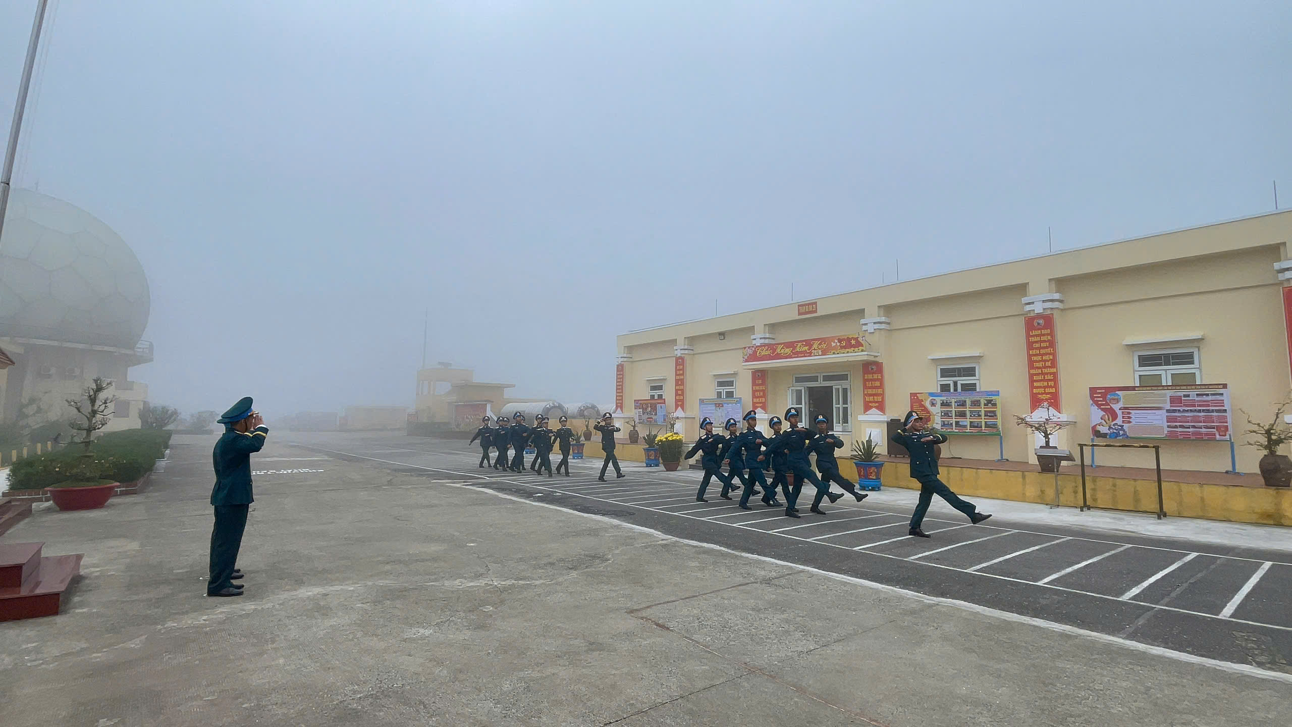 Đặc biệt thiêng liêng lễ chào cờ ngày đầu năm mới ở đỉnh núi mịt mù ...