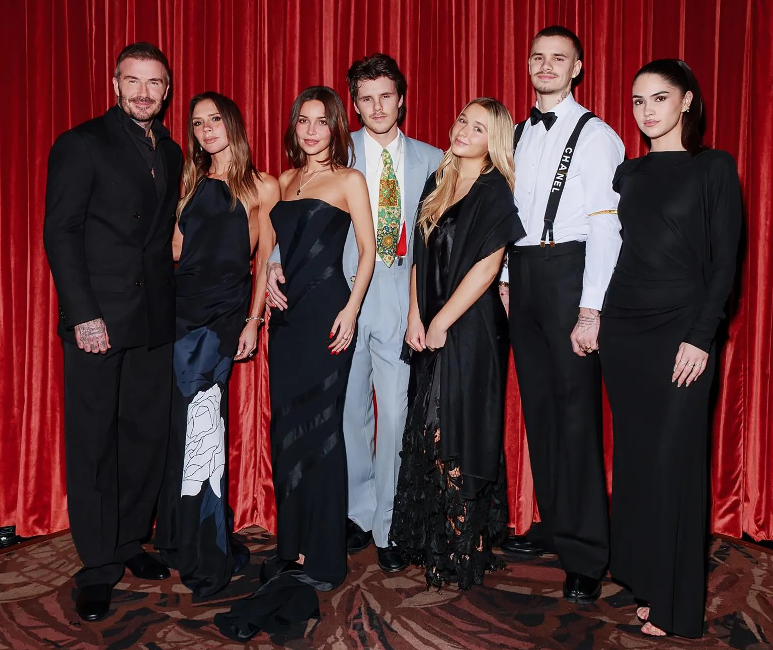 Victoria Beckham 'cầu xin' bạn bè đừng xen vào cuộc chiến gia đình ...