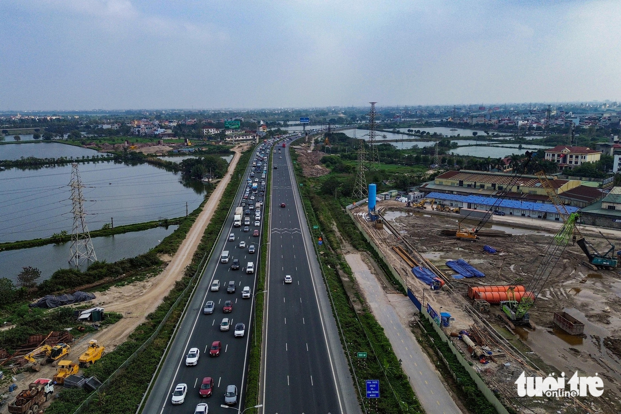 Dòng xe ùn ứ hơn 4km chờ tiến vào Hà Nội, bến xe đông kín người dù chưa ...
