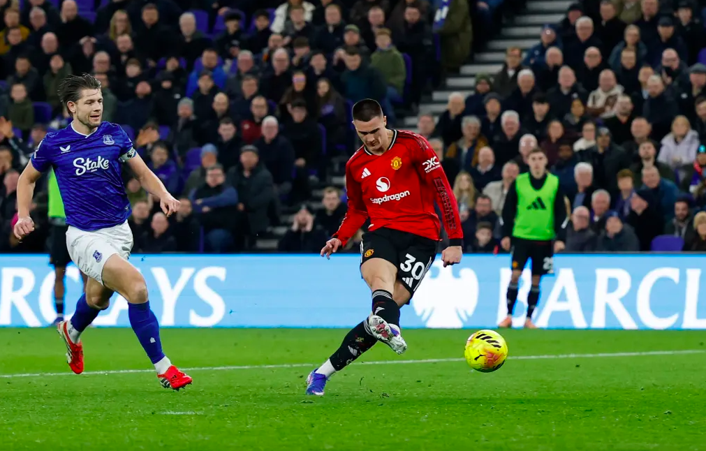Man United có chiến thắng thứ 5, lên hạng 4 - Tuổi Trẻ Online