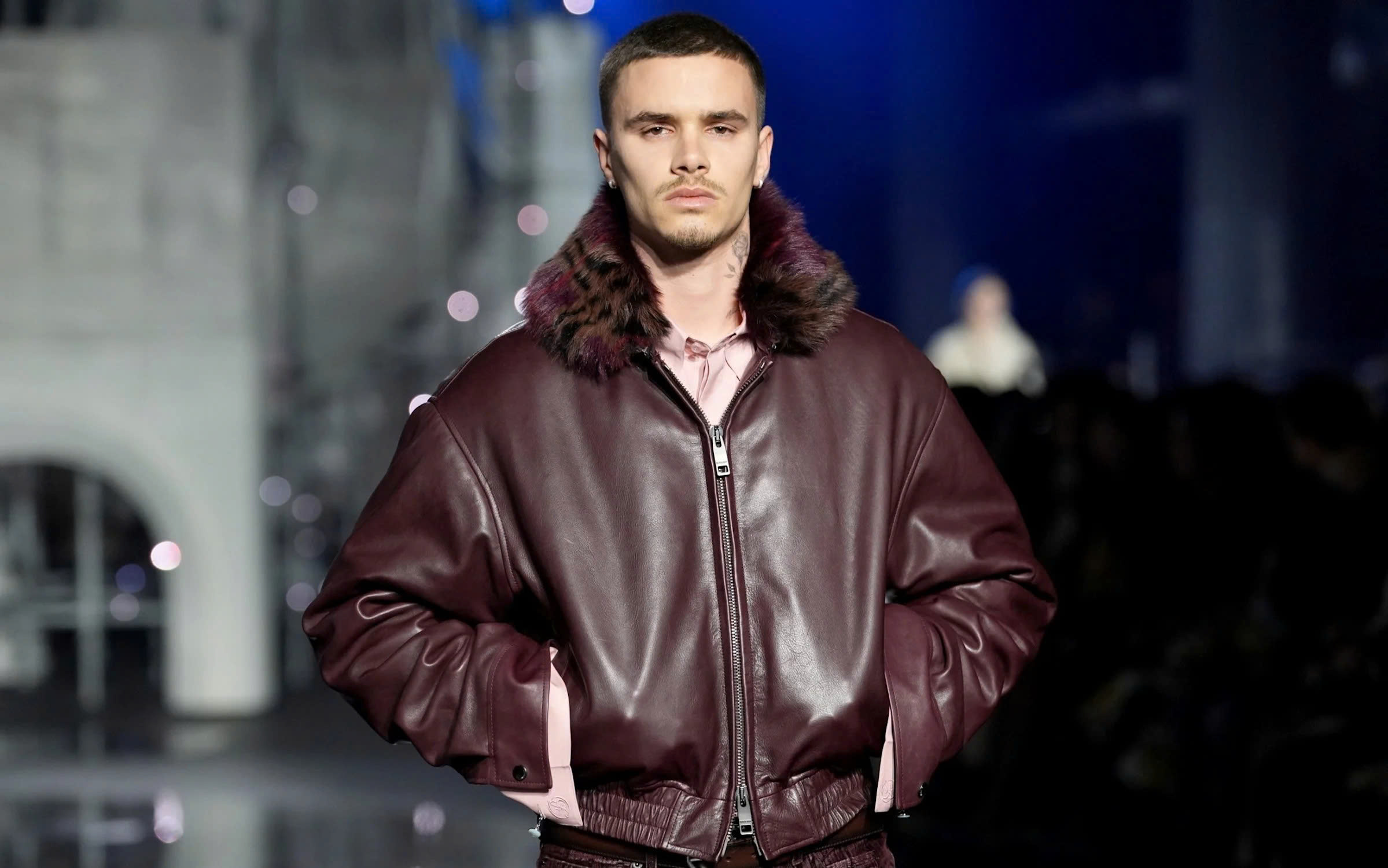 Romeo Beckham catwalk tại Tuần lễ thời trang London giữa lúc Brooklyn ...
