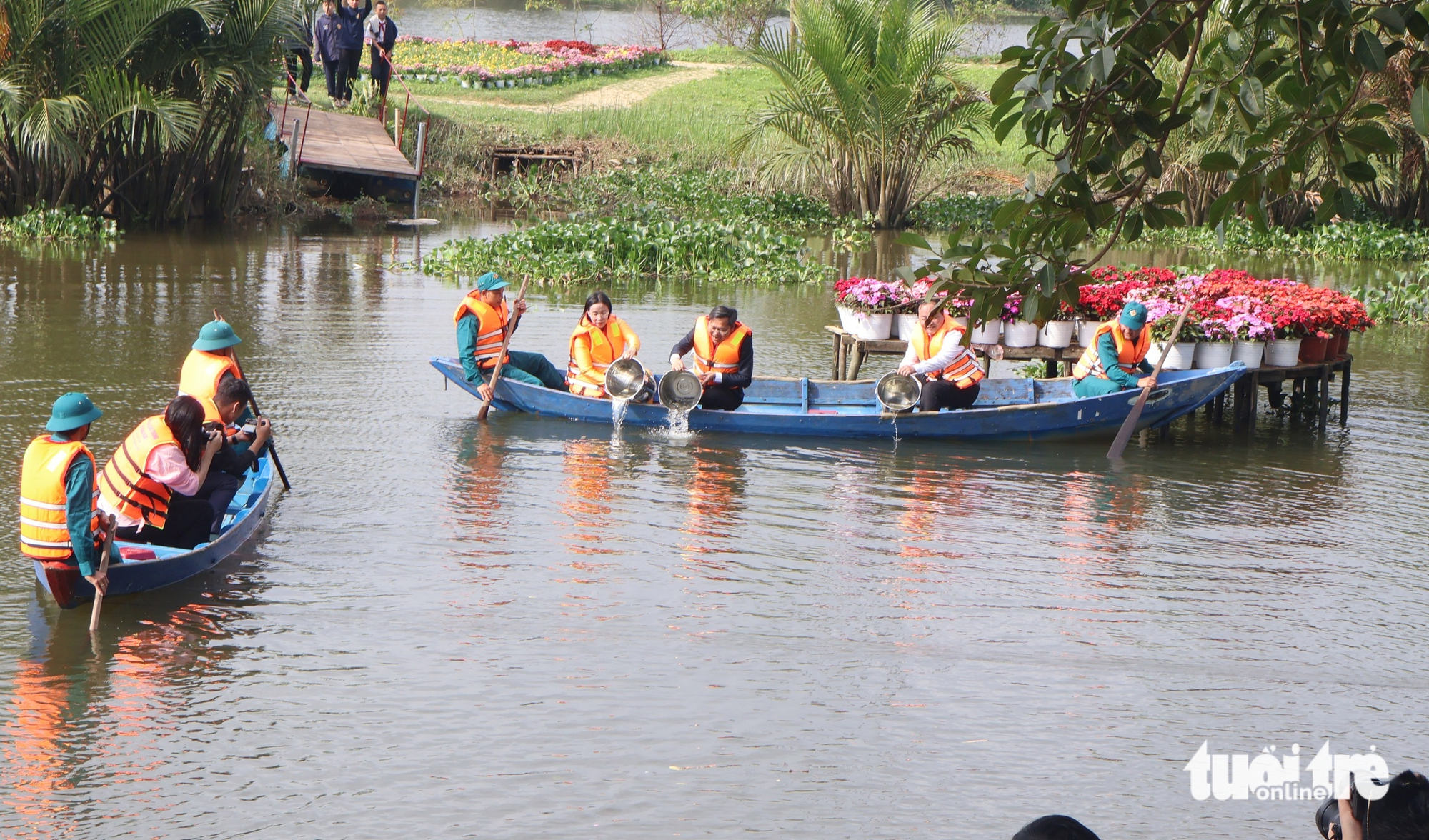 Attending the Huong Tra village festival, people entrust their good ...