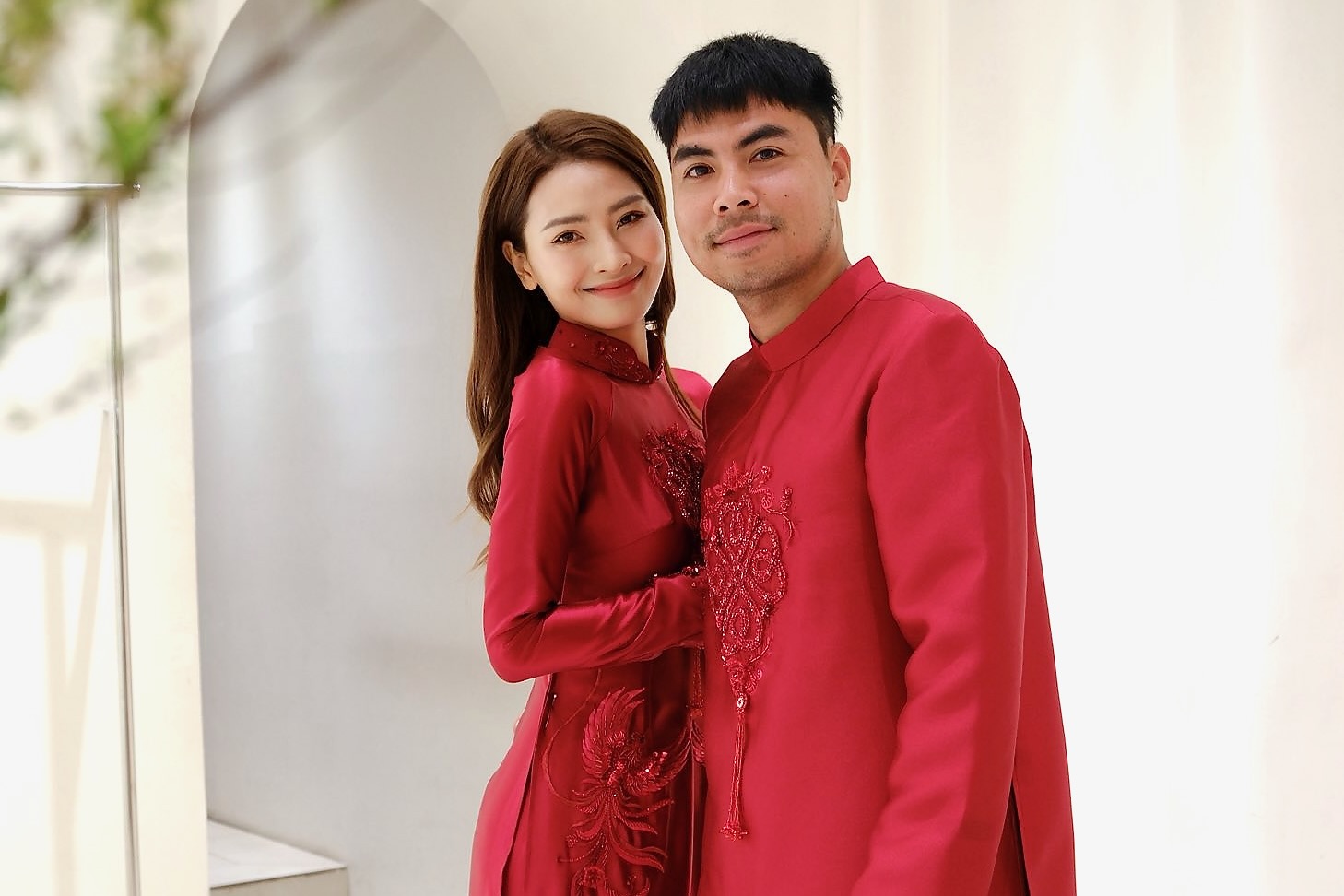 Football player Duc Huy and VTV MC Mu Tat get engaged.