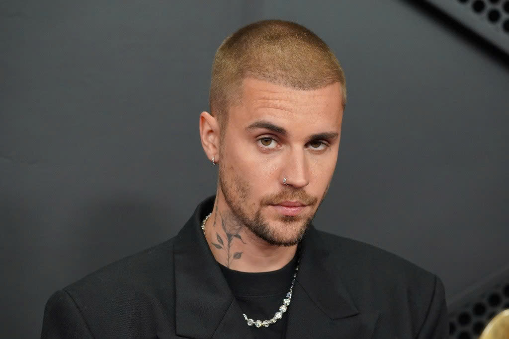 Justin Bieber sah auf dem roten Teppich mühelos schick aus.