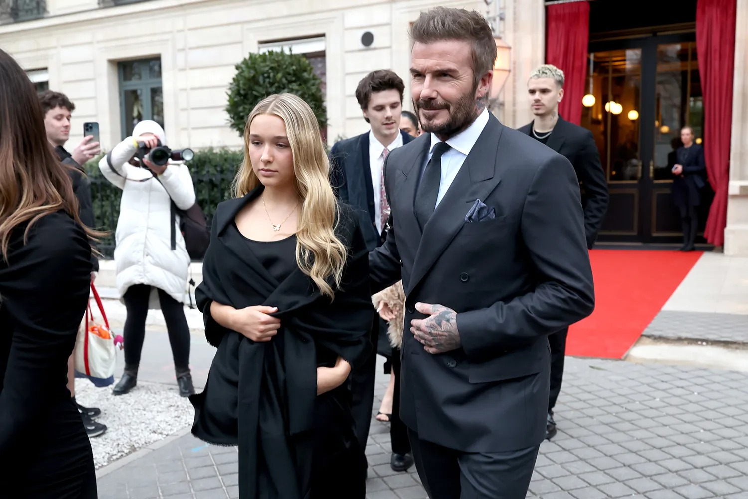 Brooklyn Beckham 'bóc phốt' cha mẹ để bảo vệ em gái Harper? - Tuổi Trẻ ...