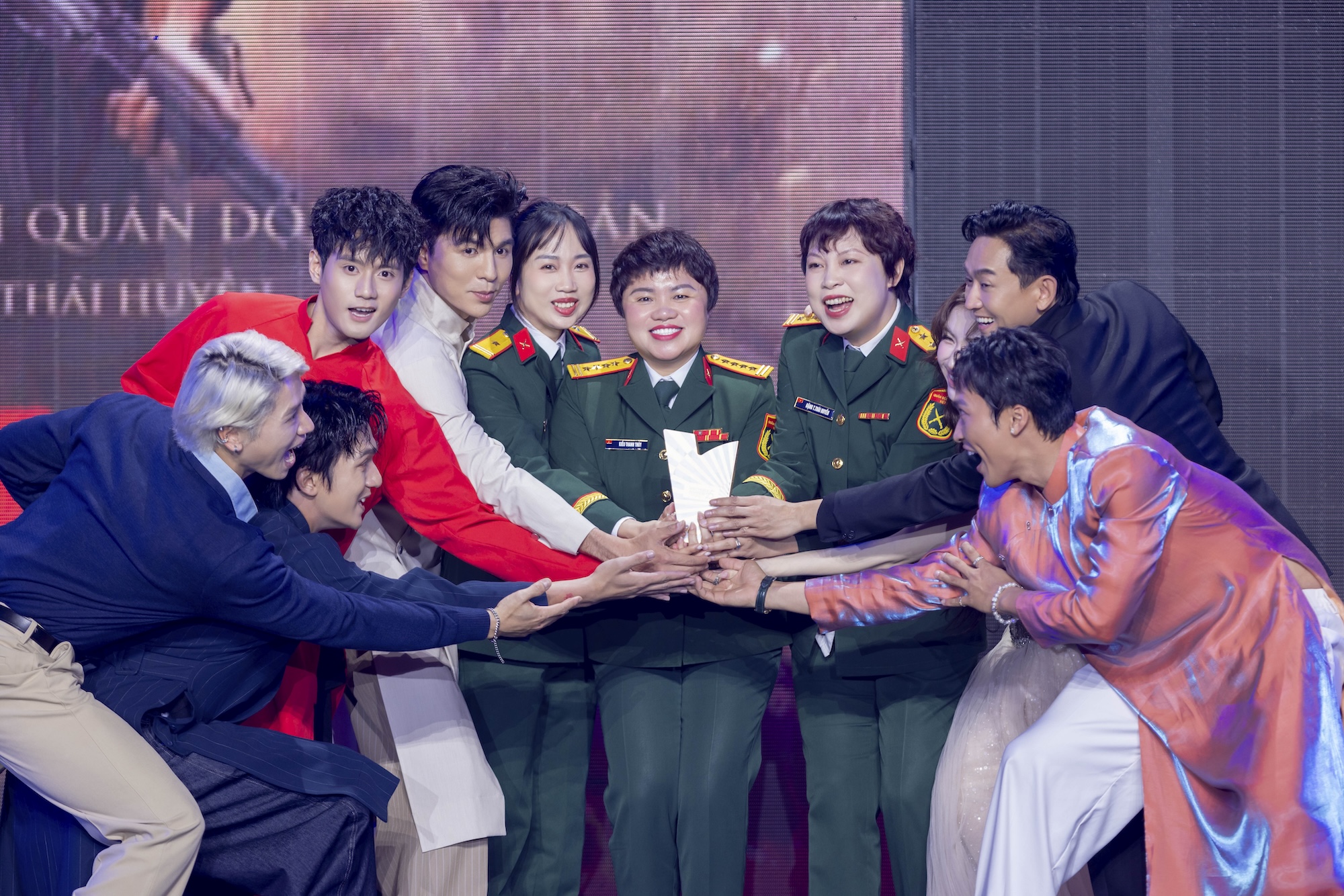 Steven Nguyen and Mua Do, Soobin, and Ms. Vang Thi Thong received the ...