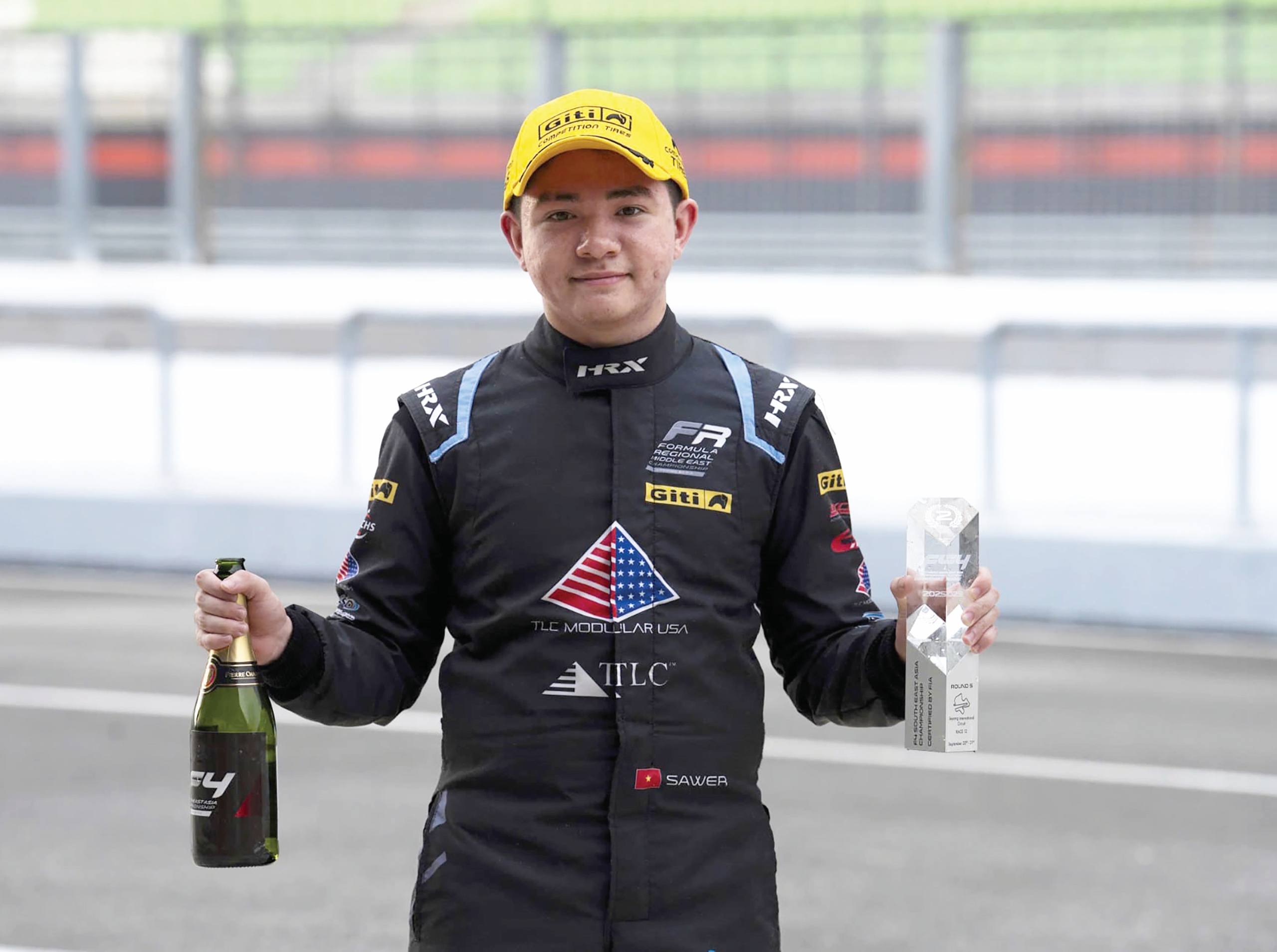 Sawer Hoang Dat - the man who runs at the forefront with the red flag ...