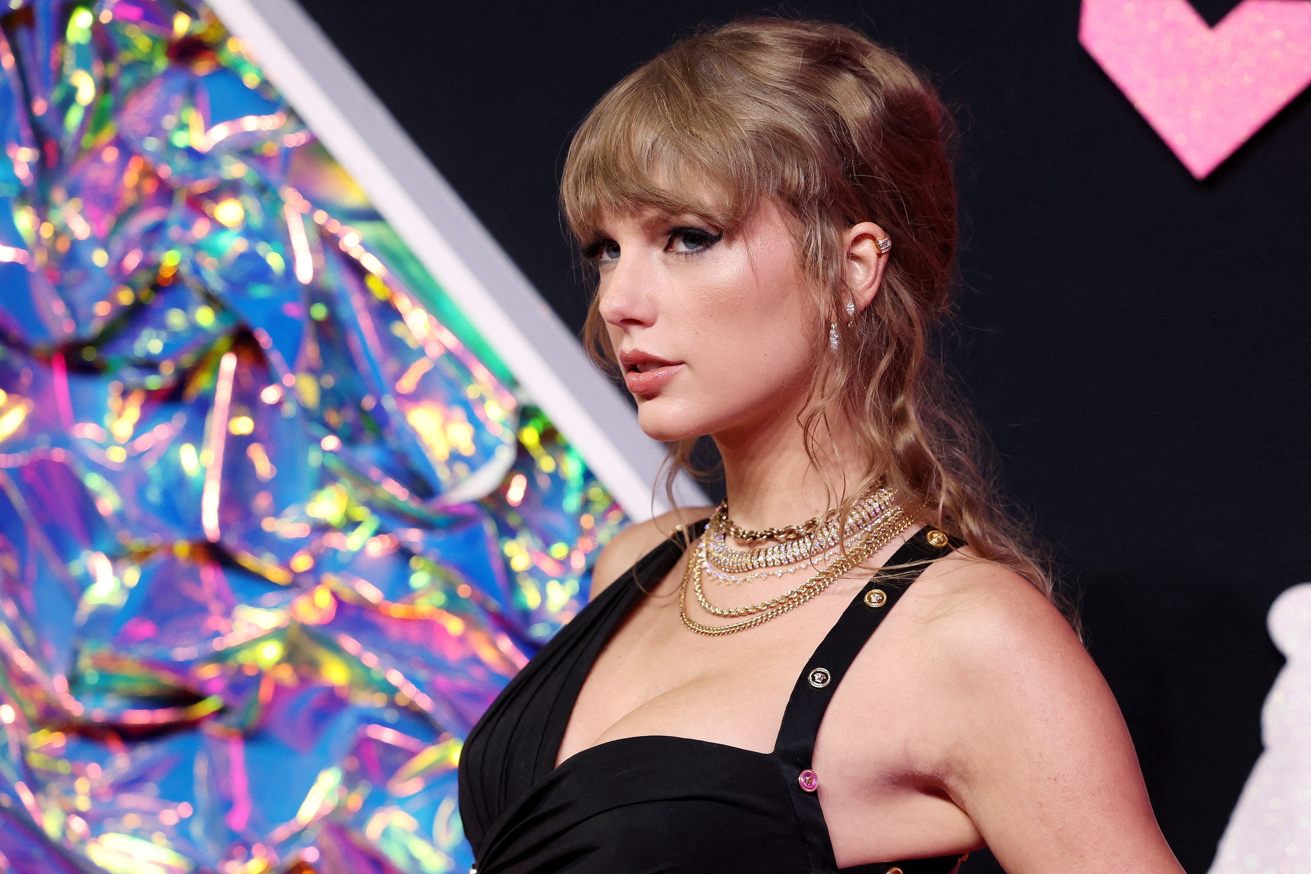 Tại sao giá vé concert BTS hay Taylor Swift ngày càng đắt đỏ?