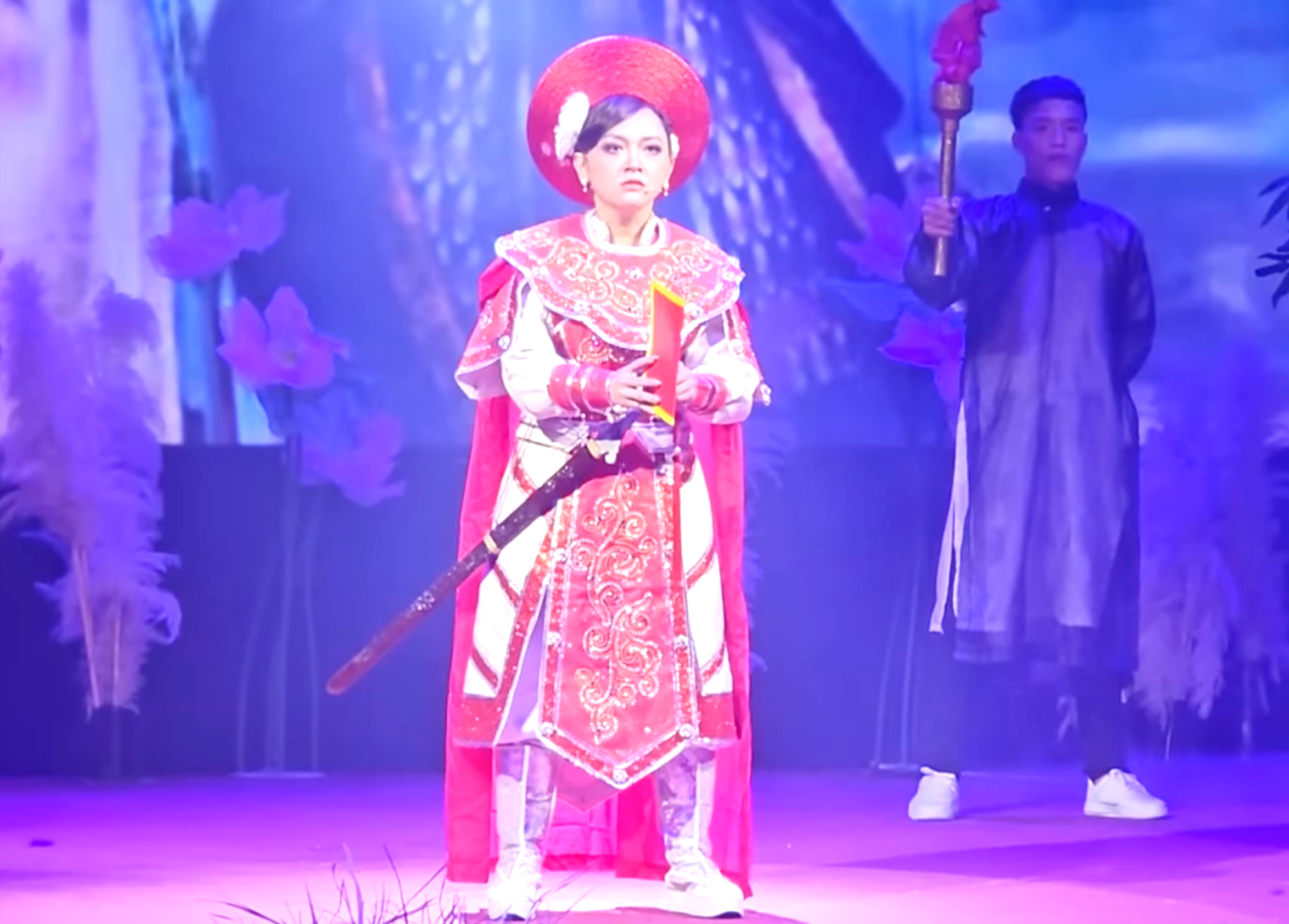 Bum Bum, granddaughter of artist Vu Linh, sang "The Drum of Me Linh ...