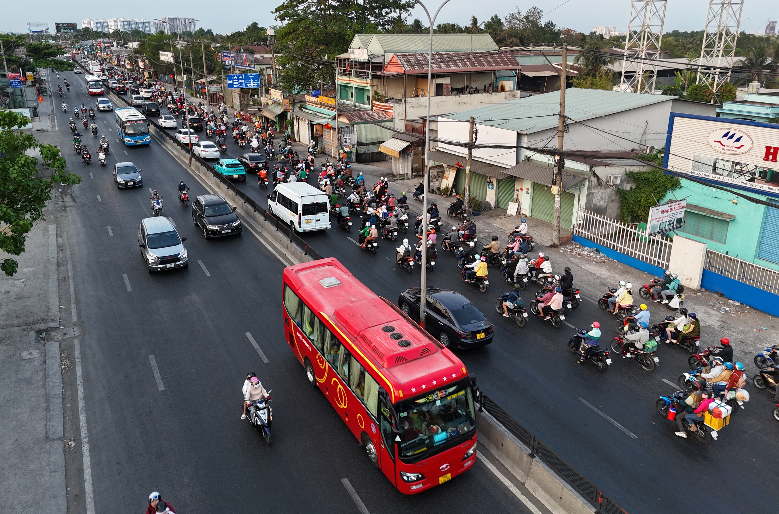 Ho Chi Minh City orders checks on bus fares, fuel supply at petrol stations