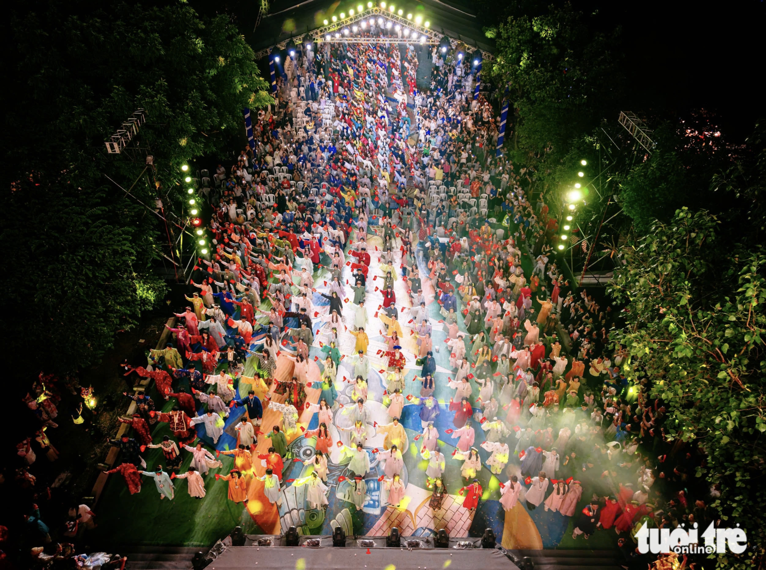 Over 1,000 youth in traditional Vietnamese outfits parade through ...
