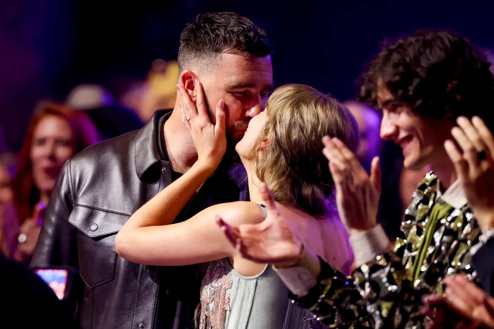 Taylor Swift và hôn phu Travis Kelce tình tứ tại iHeartRadio Music ...