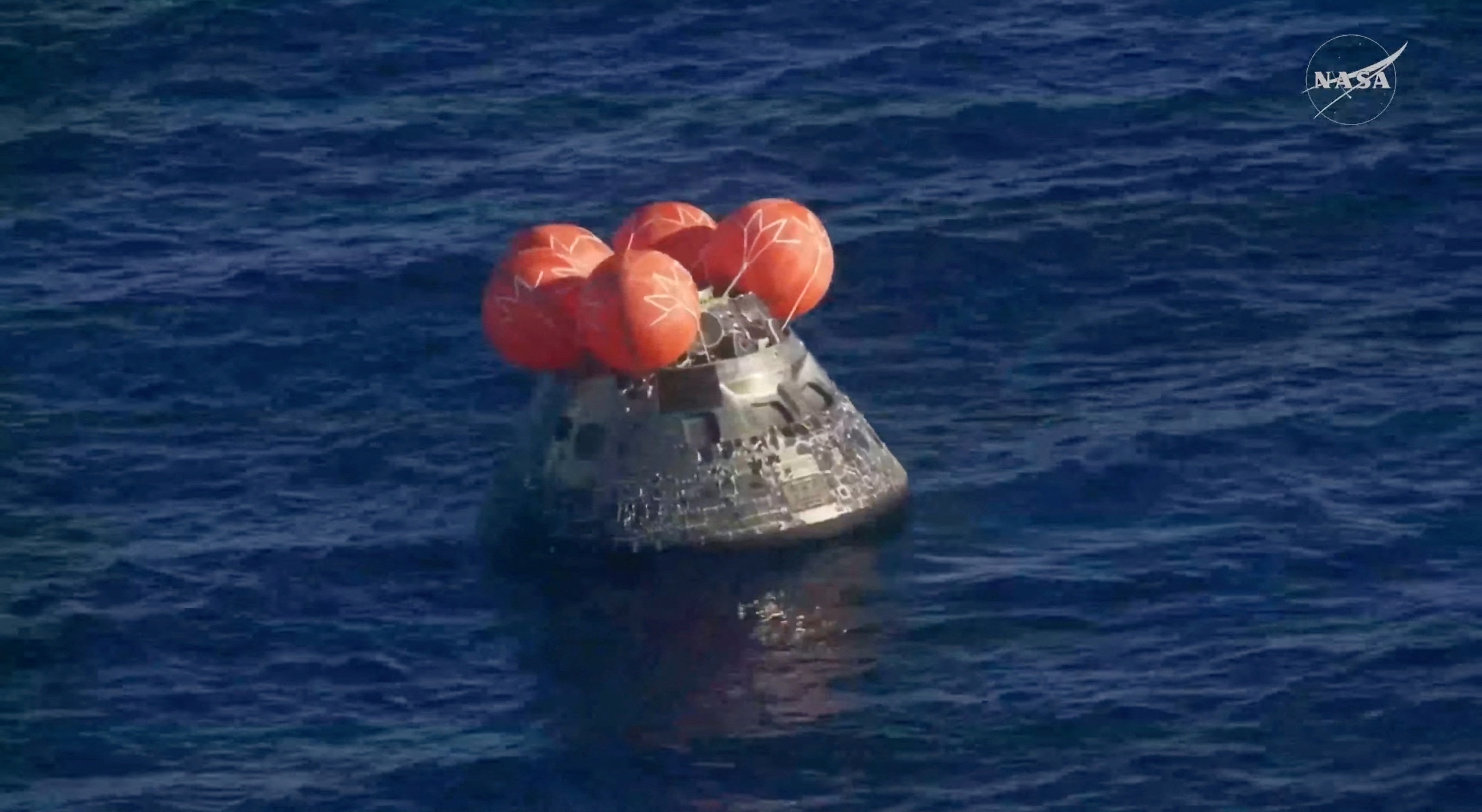 La misión Artemis II aterrizó con éxito frente a las costas de California.