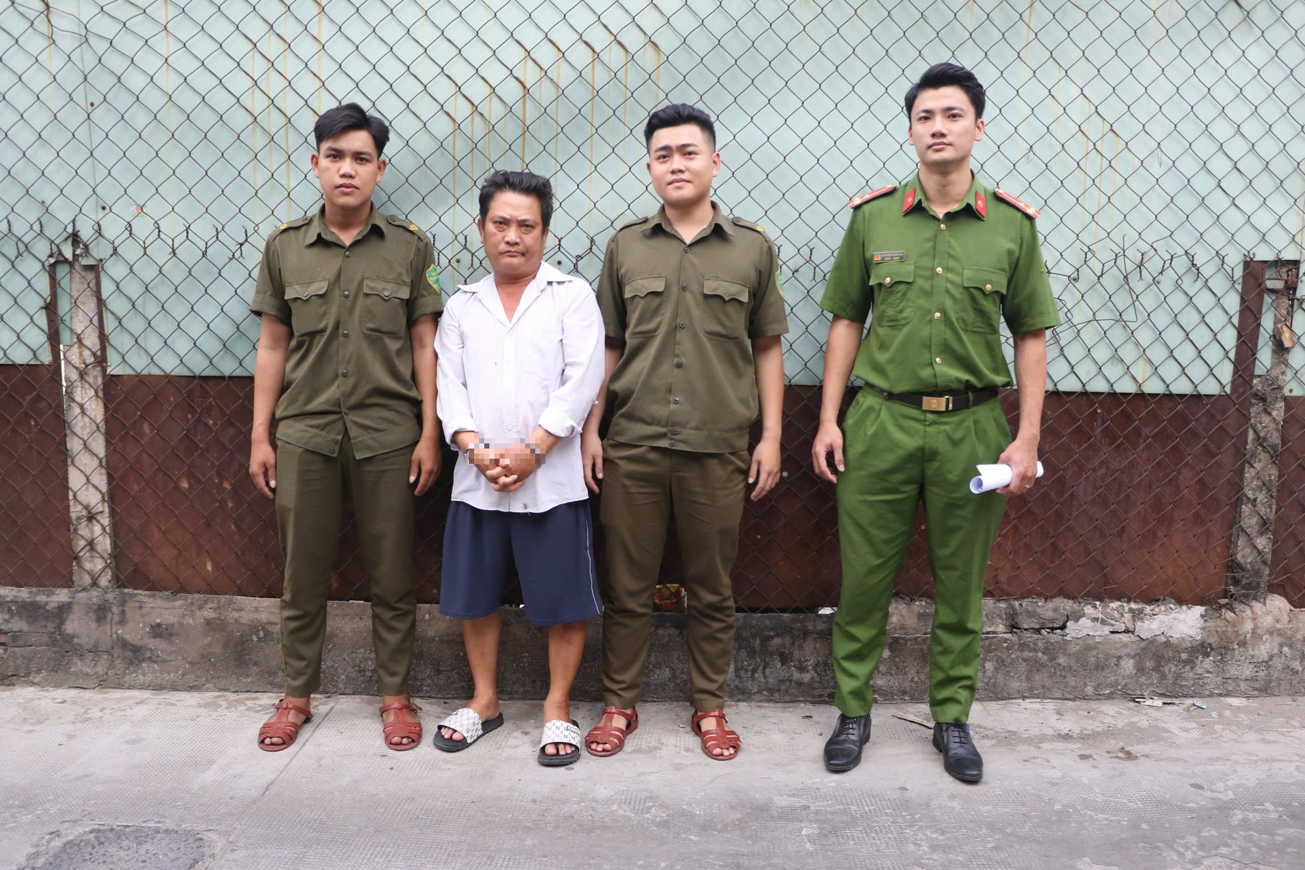 Cảnh sát hình sự bắt 3 người trộm chó bandog và mèo lông xám ở TP.HCM ...