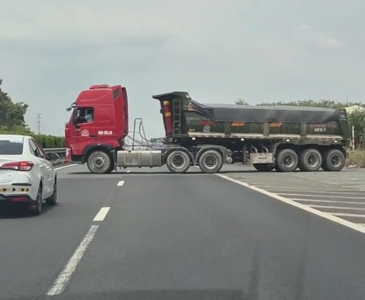 Tài xế xe ben bị phạt 35 triệu đồng vì quay đầu xe trên cao tốc TP.HCM ...