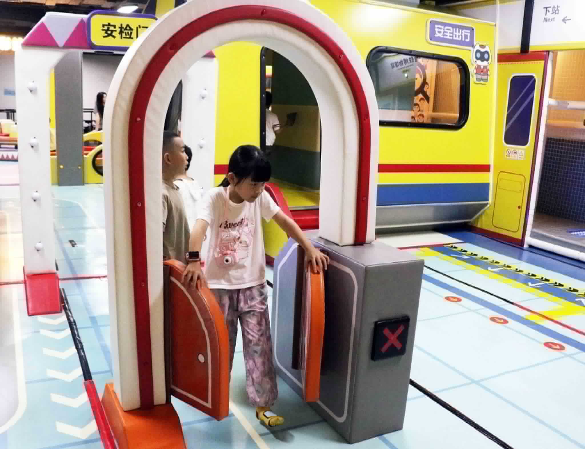 Teaching children how to use the metro from... the museum.