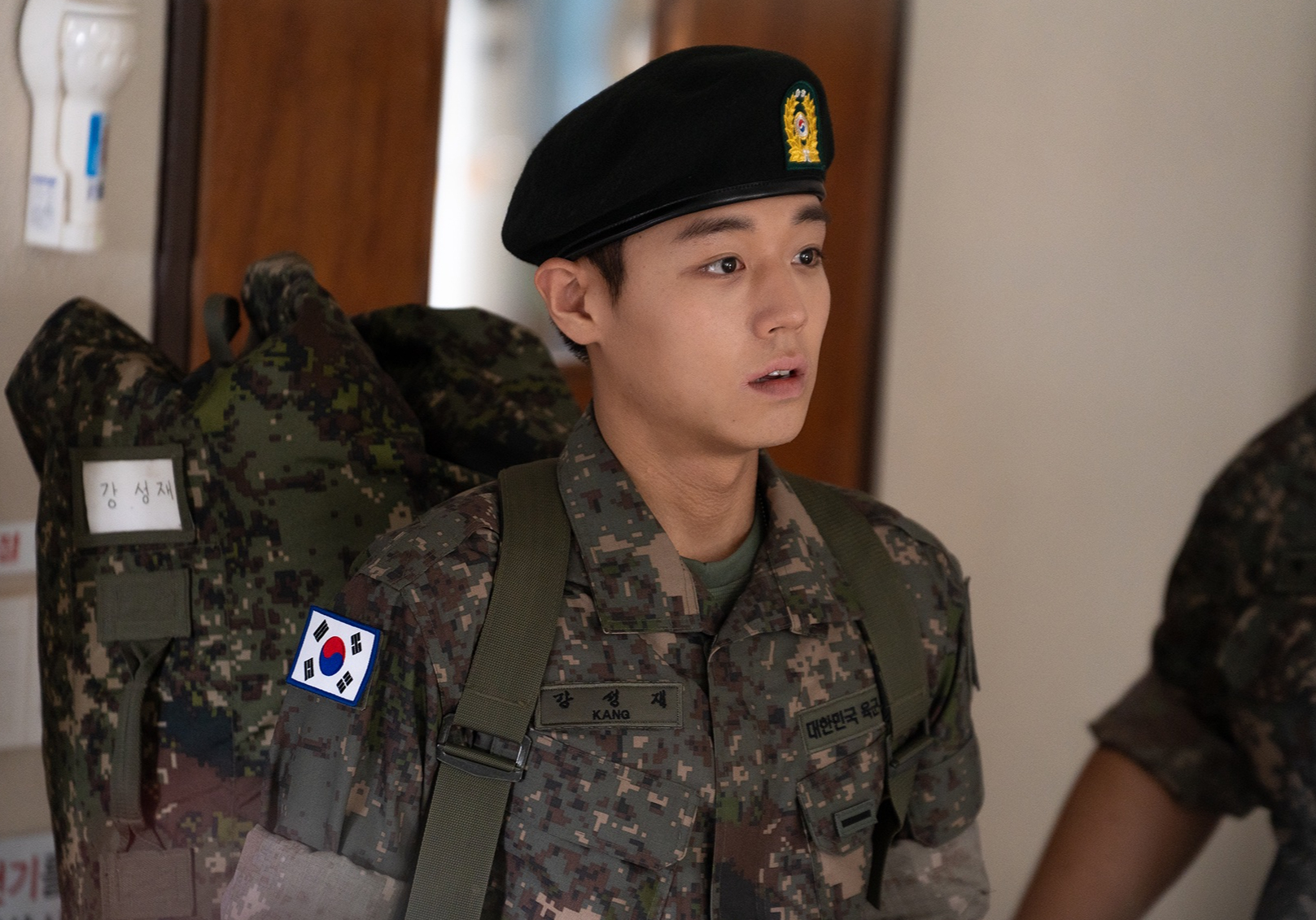'Điện hạ' Park Ji Hoon nhập ngũ, thành đầu bếp tài năng trong phim mới ...