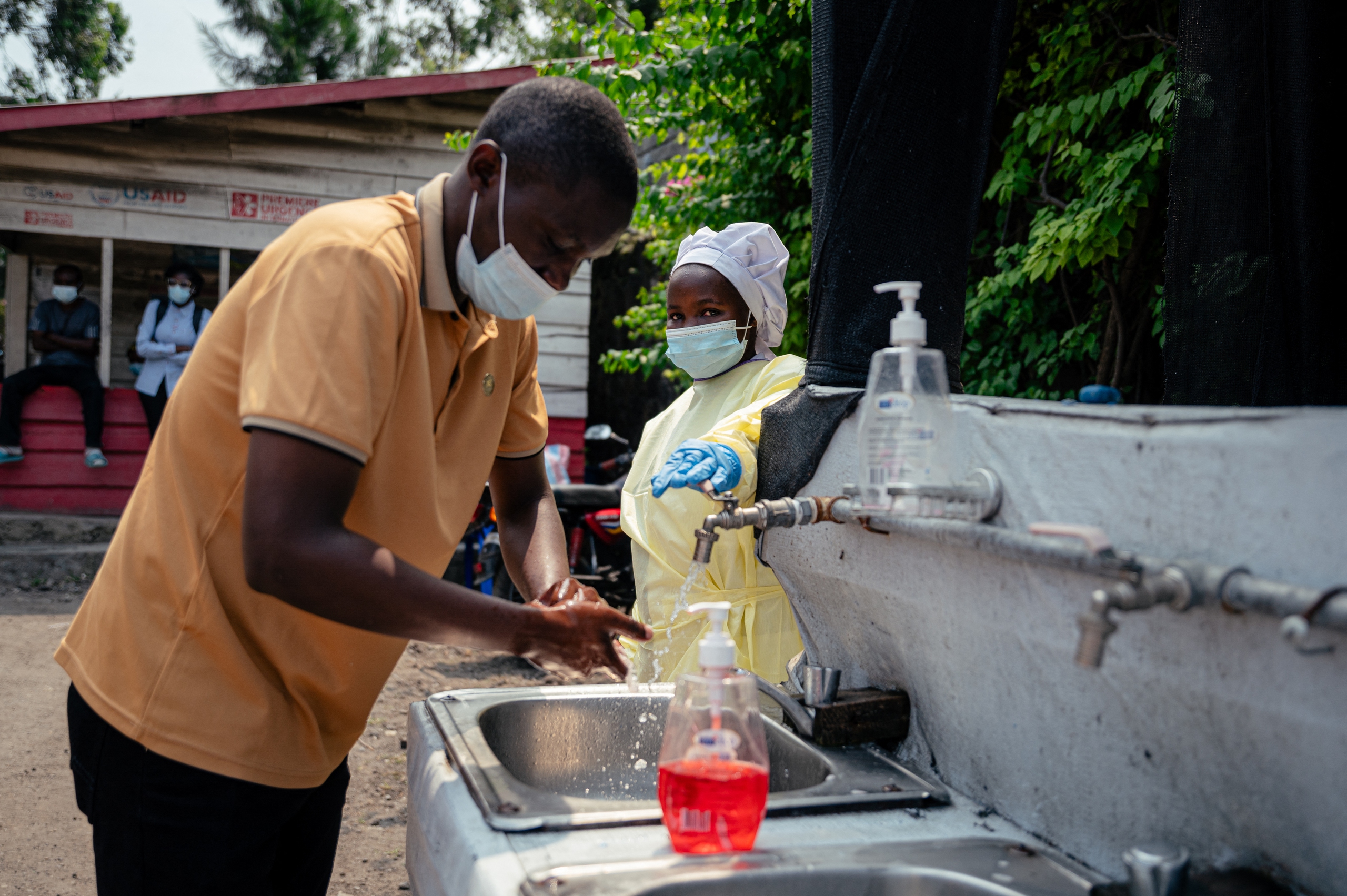 Bác sĩ Mỹ nhiễm Ebola ở Congo, Mỹ siết nhập cảnh từ vùng dịch - Tuổi ...