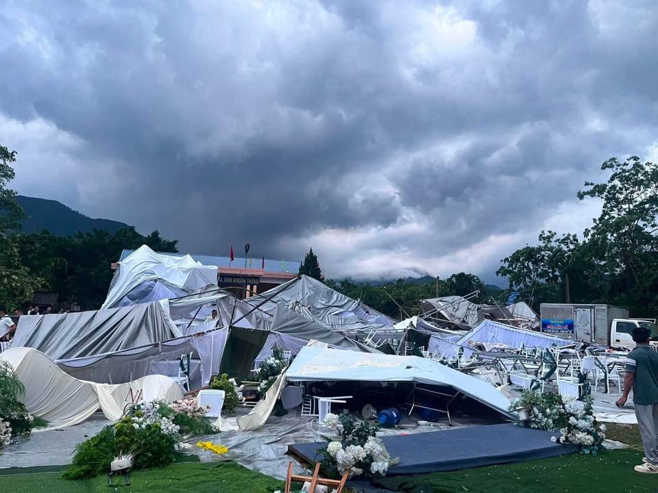 Tendas de casamento foram derrubadas por tempestades, pedras de granizo ...