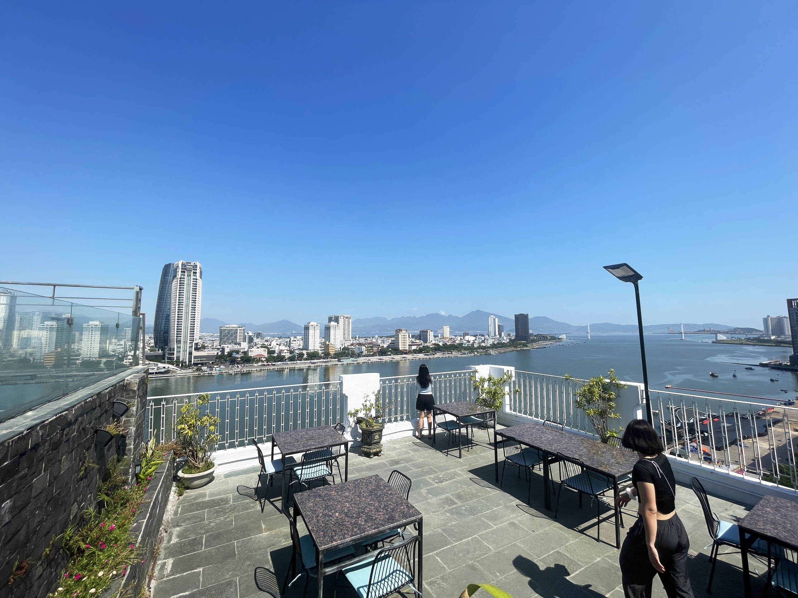 Chi hàng triệu đồng mua view đẹp xem Lễ hội Pháo hoa quốc tế Đà Nẵng ...