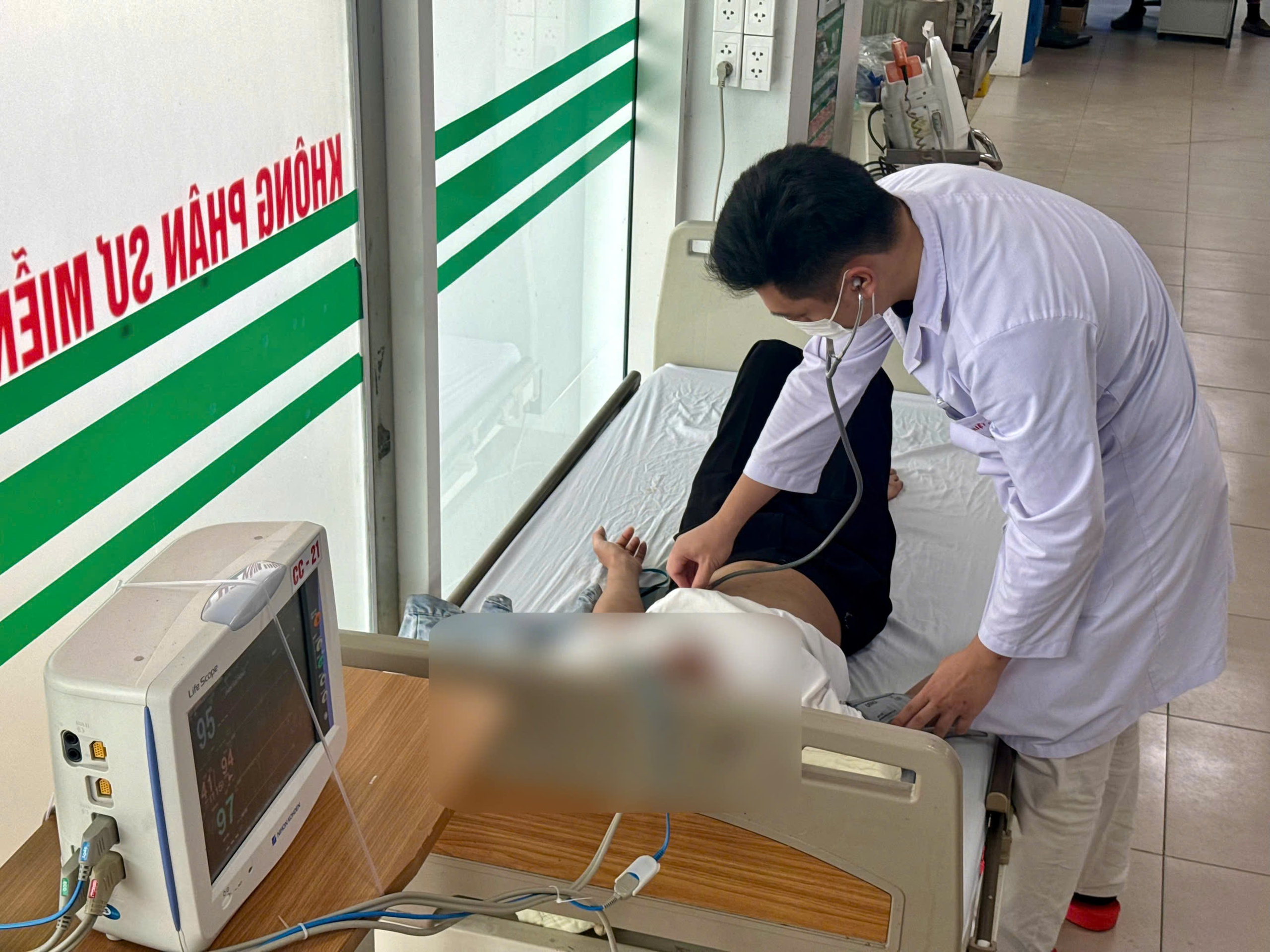 Giao hàng giữa trưa nắng, shipper trẻ gặp tai nạn vì say nắng