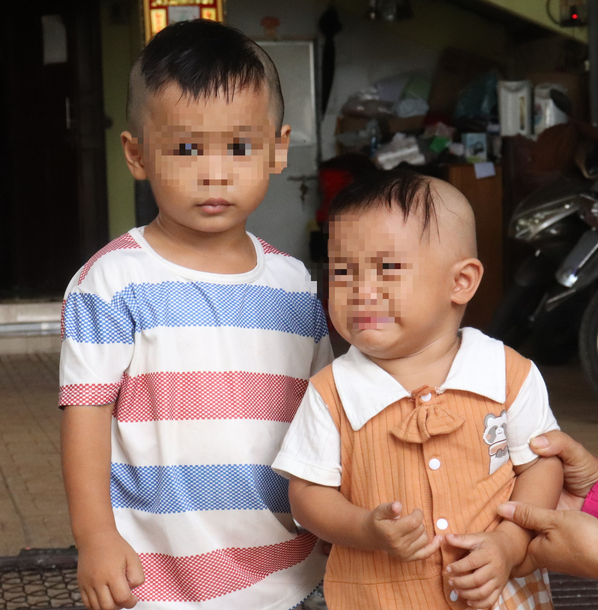 Hai trẻ nhỏ ở Vĩnh Long bị bỏ rơi trước cổng chùa giữa trời mưa - Tuổi ...