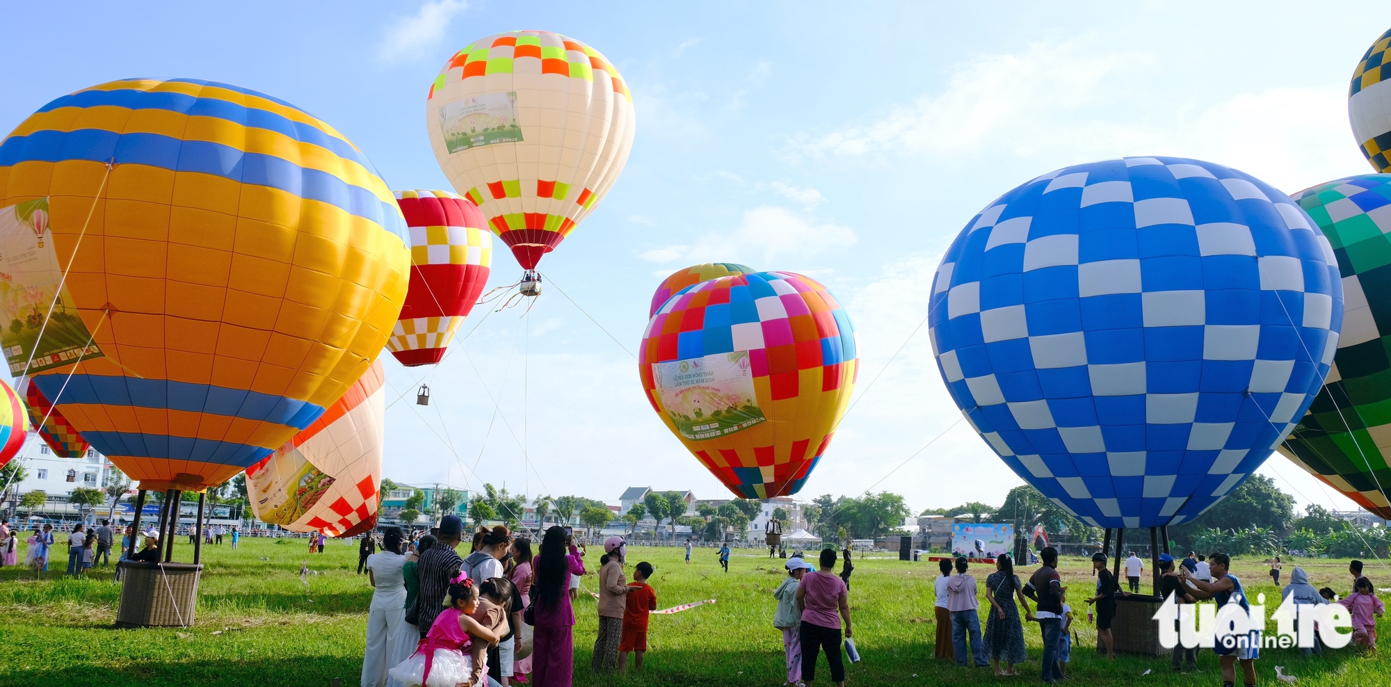 Paragliders, hot-air balloons, 2,000-women ‘ao dai’ parade draw crowds ...